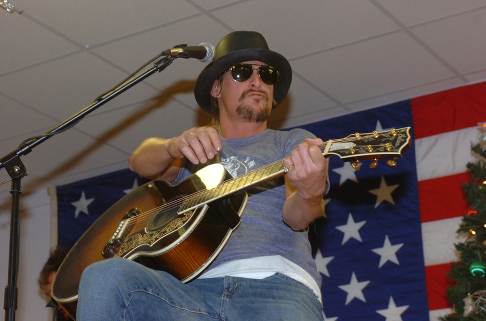 DVIDS - Images - USO tour brings smiles to Soldiers' faces [Image 3 of 4]