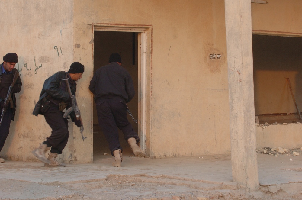 DVIDS - News - Iraqi Police help secure homes of displaced citizens