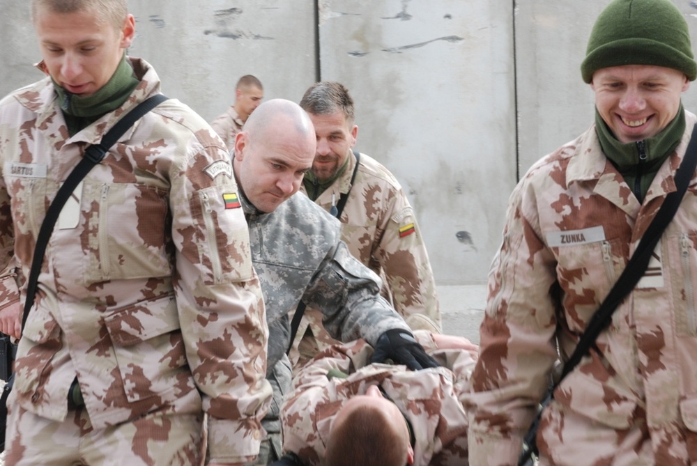 DVIDS - Images - Indiana unit provides MEDEVAC training [Image 2 of 3]