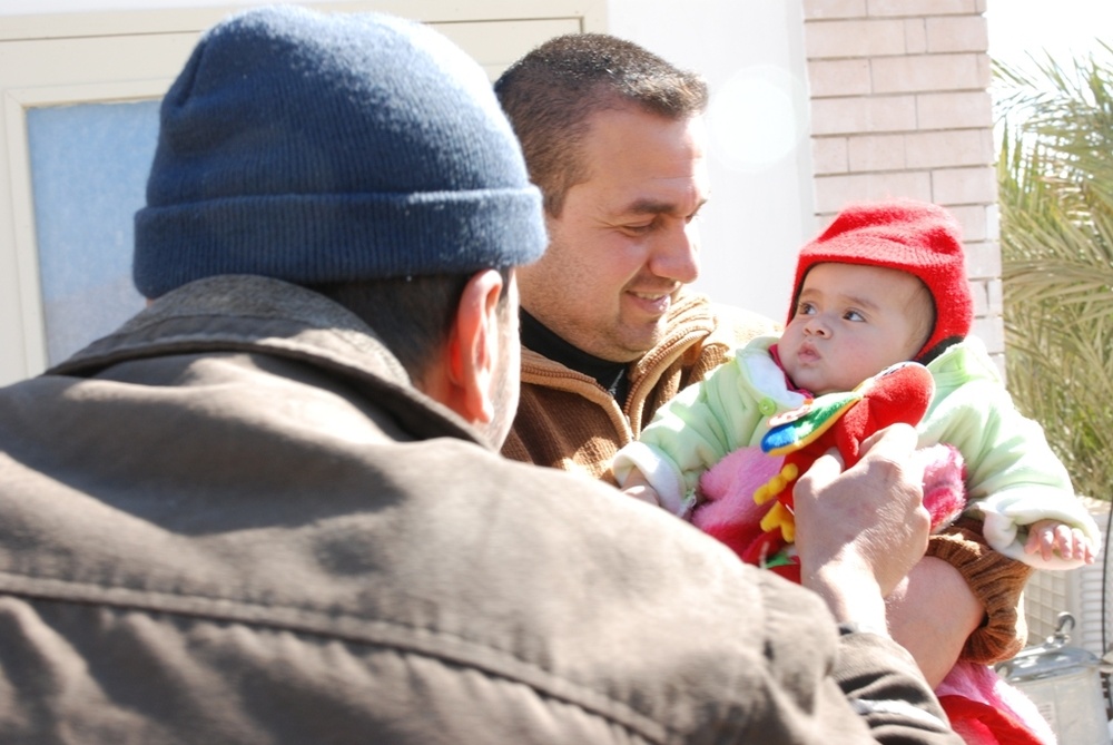 DVIDS - News - 948th FST begin lifesaving procedures on Iraqi baby