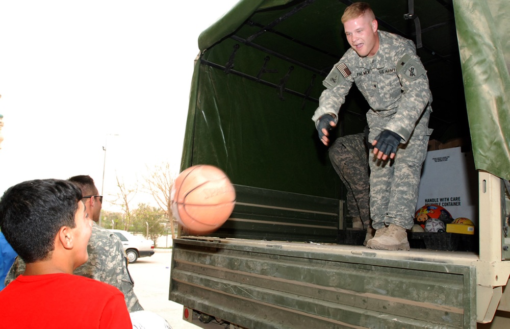 DVIDS - News - Multi-National Division - Baghdad Soldiers bring gifts ...