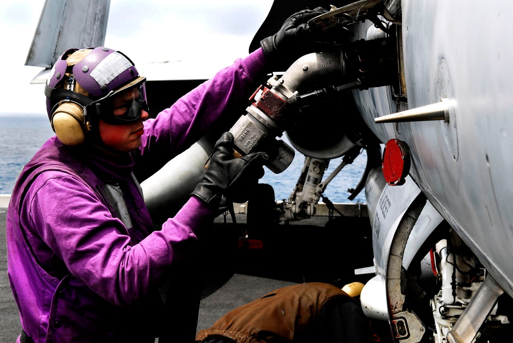 DVIDS - Images - Sailors keep 'Blue Diamonds' ready for flight [Image 2 ...