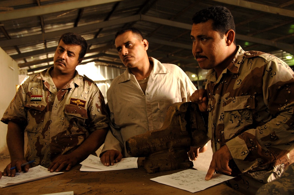 DVIDS - Images - Humvee Repair Training for Iraqi Soldiers [Image 4 of 5]