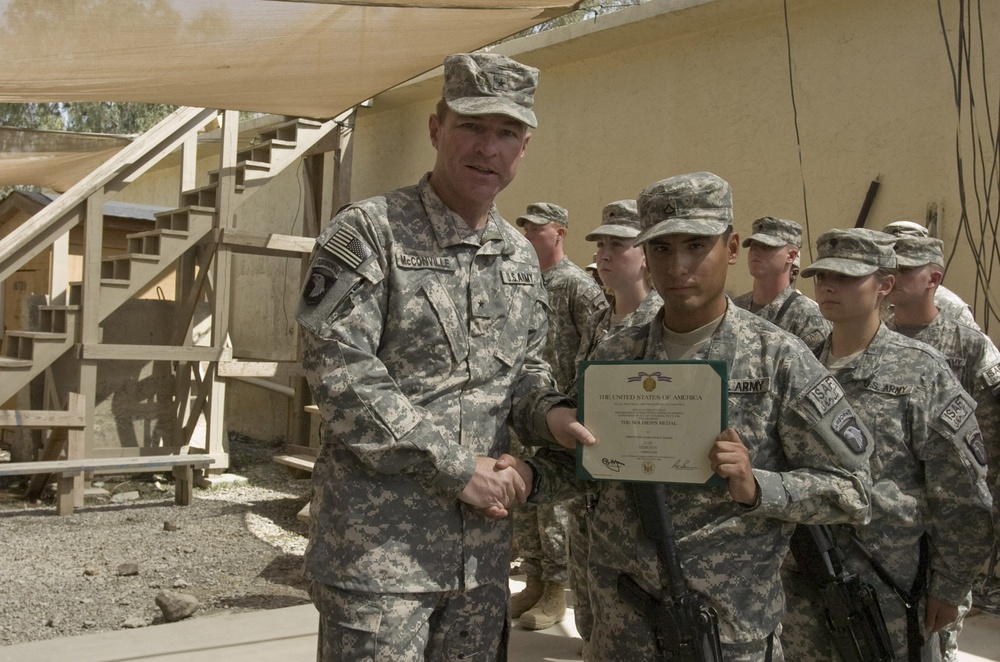 DVIDS - News - Soldier receives Army Soldier's Medal for heroism during ...