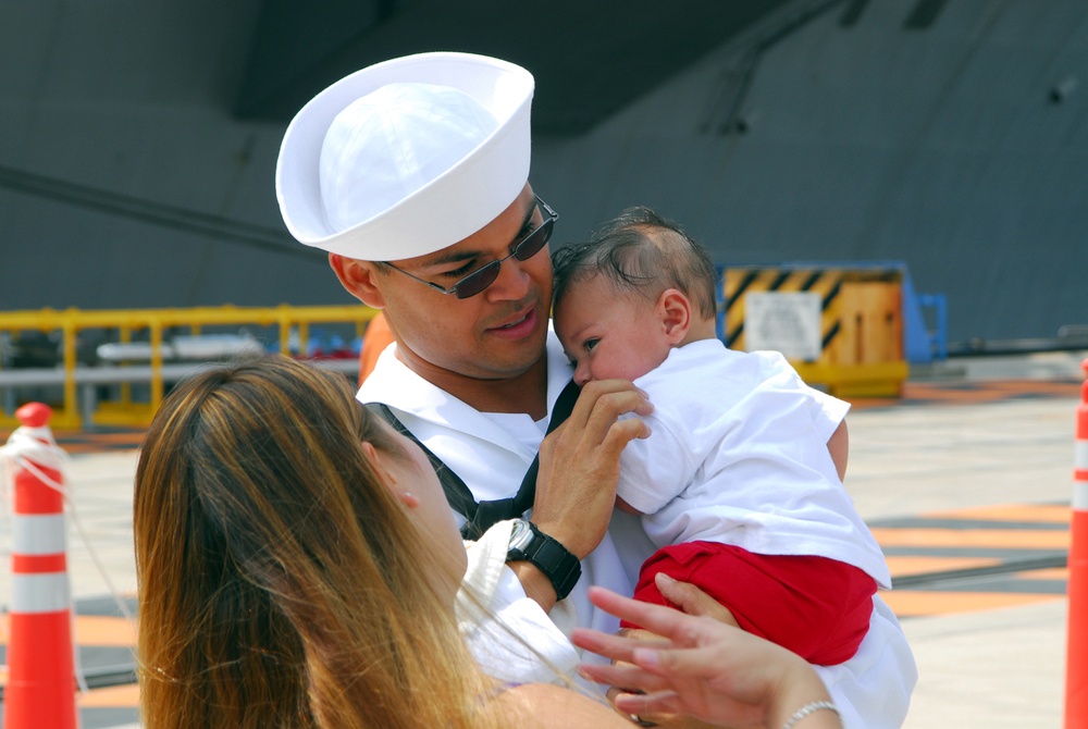 DVIDS - Images - USS George Washington arrives in Japan [Image 1 of 5]