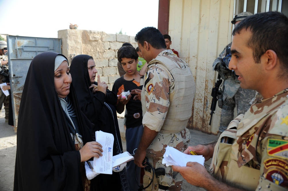 DVIDS - Images - Iraqi army medics give medical care in Al Ban [Image 1 ...