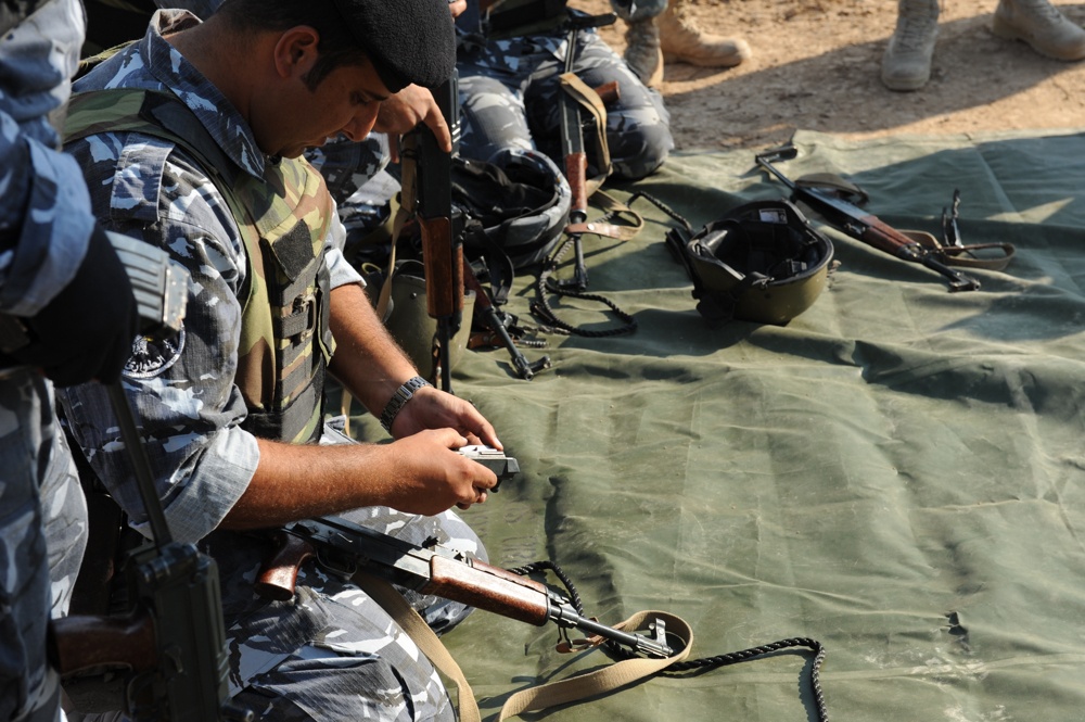 DVIDS - Images - Iraqi police get new rifles [Image 6 of 14]