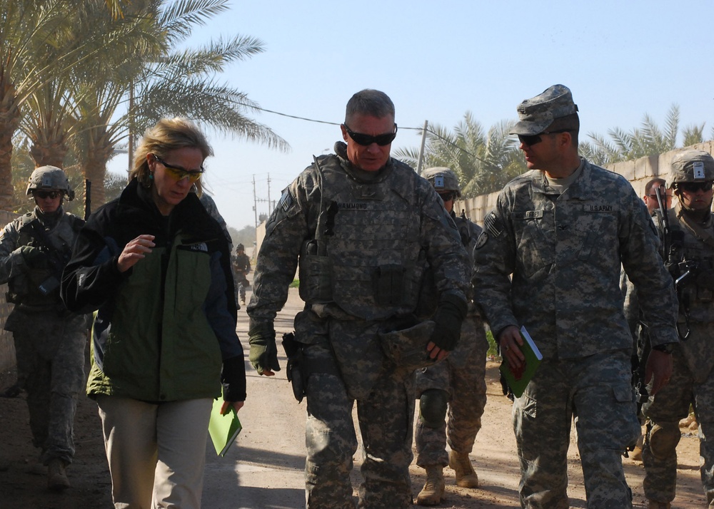 DVIDS - Images - Iraqi children look up to Multi-National Division ...