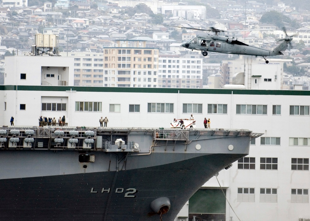 DVIDS - Images - Sea Hawk lands on USS Essex flight deck