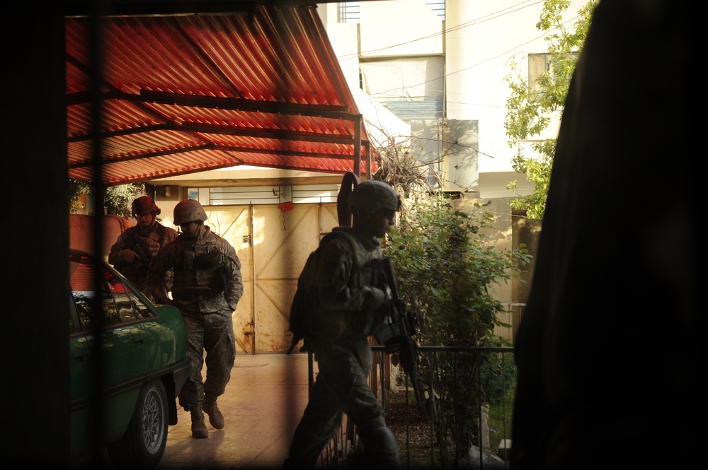DVIDS - Images - Iraqi soldiers conduct a cordon and knock mission in ...