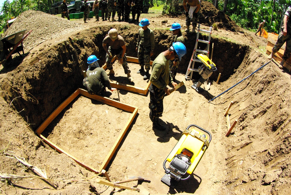 DVIDS - Images - Humanitarian aid in the Philippines [Image 1 of 2]