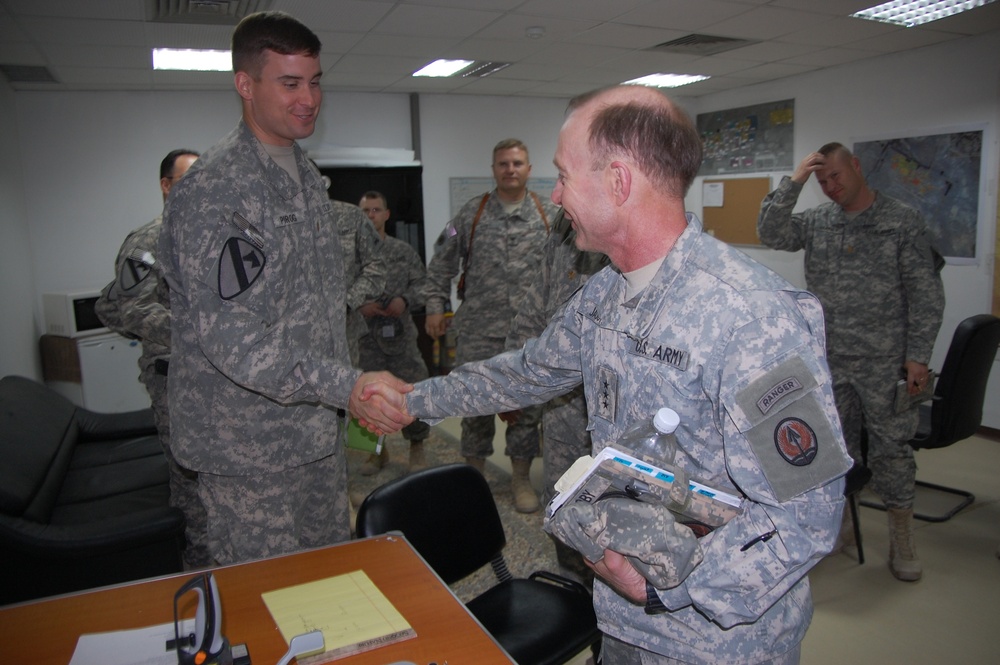 DVIDS - Images - Multi-National Corps - Iraq commander visits with ...