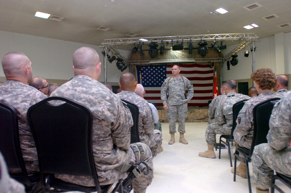 DVIDS - News - USAR Lt. Gen. Stultz visits ESC Soldiers