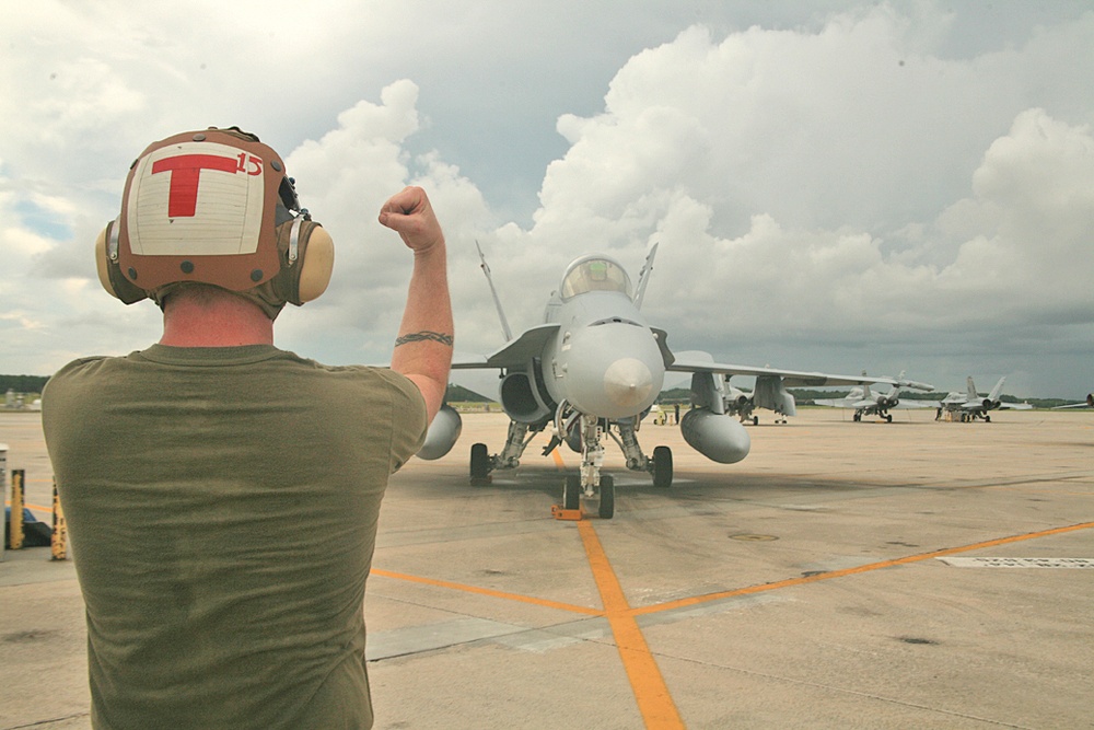 DVIDS - News - Plane captains keep the flightline safe