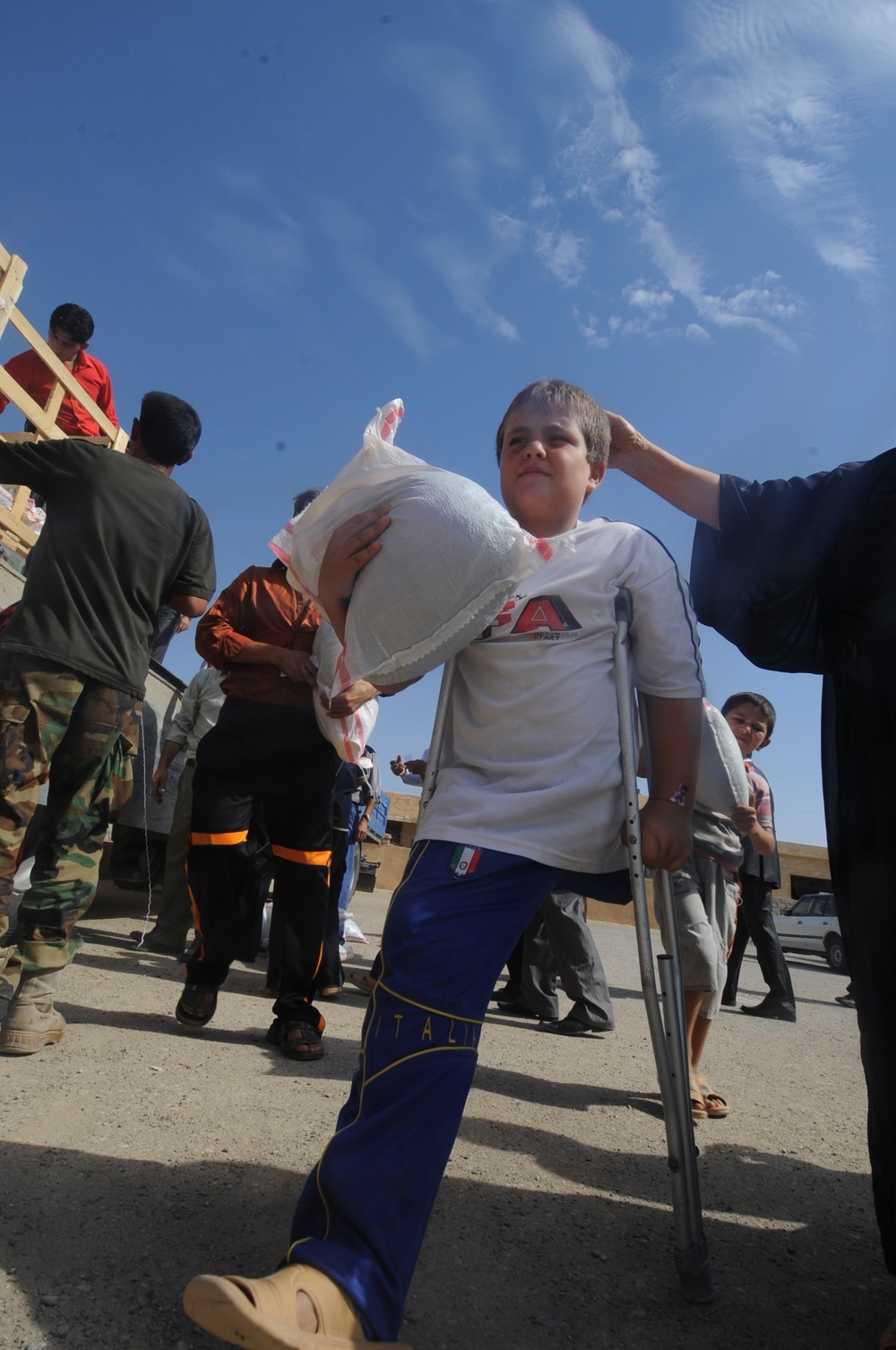 DVIDS - Images - Food bag distribution in Mosul [Image 14 of 24]