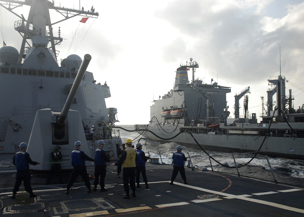 DVIDS - Images - USS Mustin takes on supplies [Image 3 of 3]