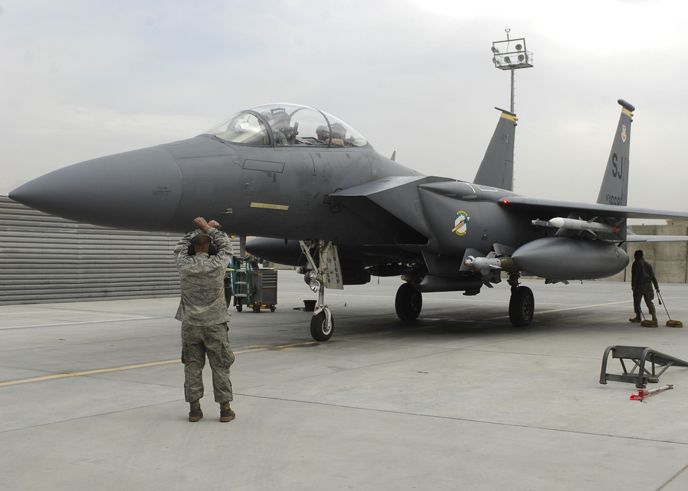 DVIDS - Images - F-15E Weapons Systems Officer shatters 1,000 flight ...