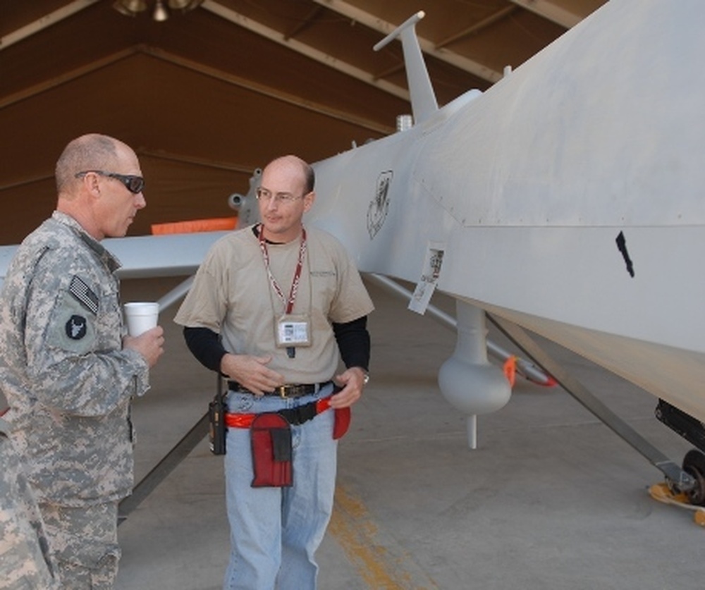 DVIDS - Images - CSM Julin checks up on his Soldiers [Image 3 of 4]