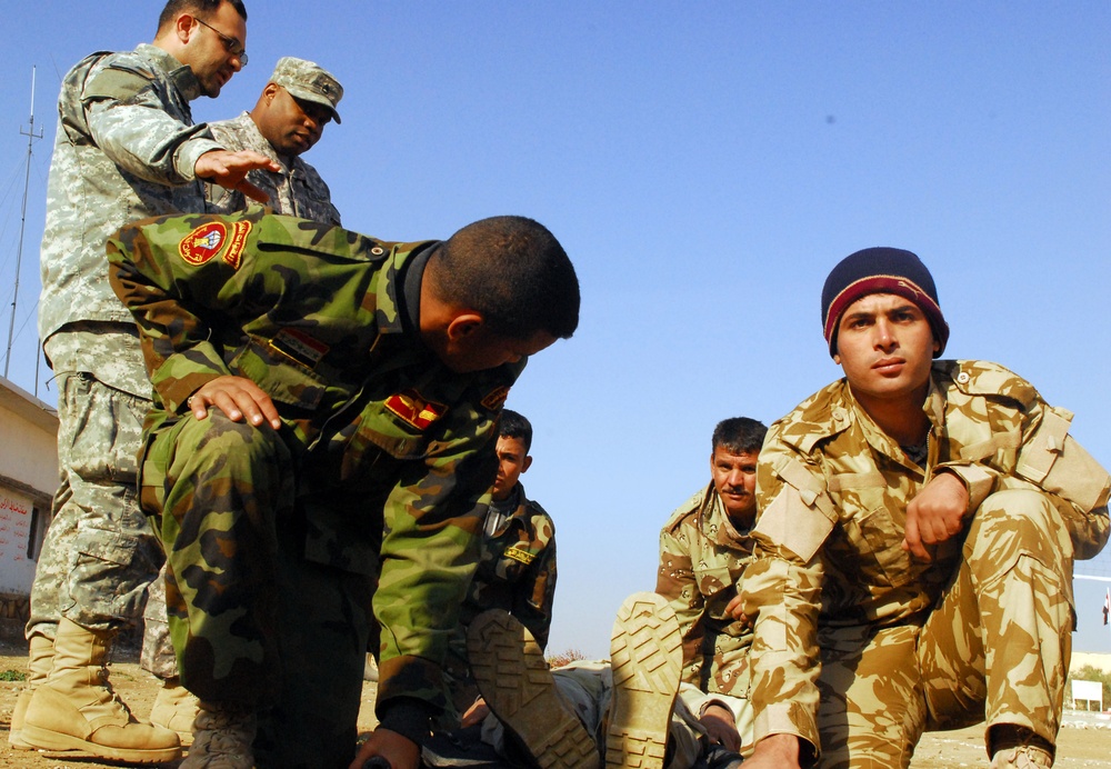 DVIDS - Images - Iraqi army soldiers complete Basic Medical Specialist ...