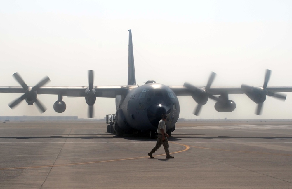 DVIDS - News - C-130 crew, aerial porters complete 'engines running ...