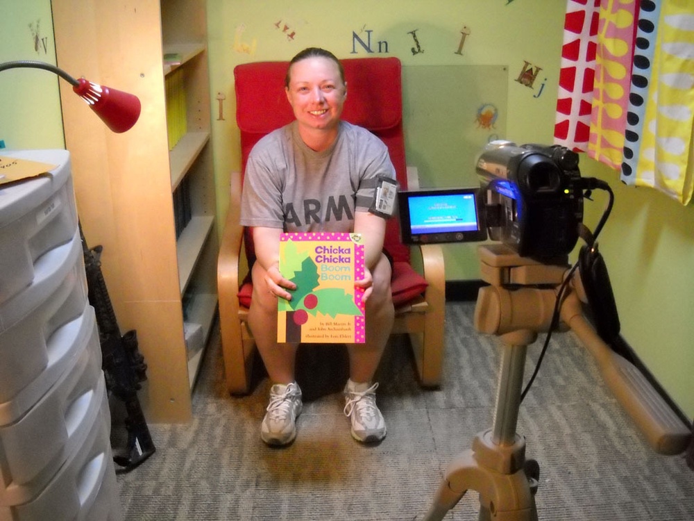 DVIDS - Images - USO connects Soldiers through reading [Image 1 of 3]