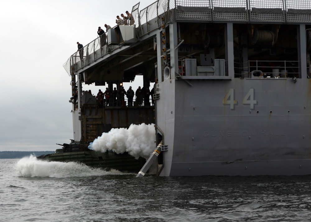 DVIDS - Images - USS Gunston Hall action