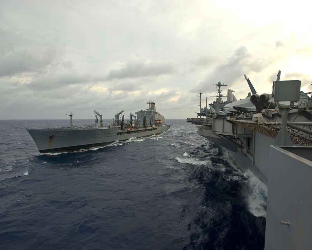 DVIDS - Images - USS George Washington takes on supplies [Image 1 of 3]
