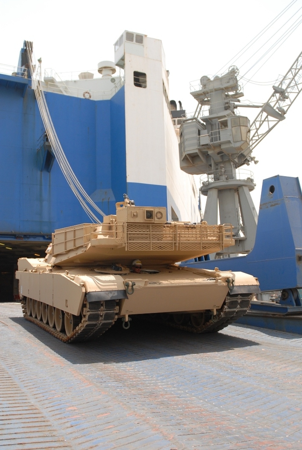 DVIDS - Images - Fleet of Abrams arrive at Umm Qasr [Image 2 of 4]