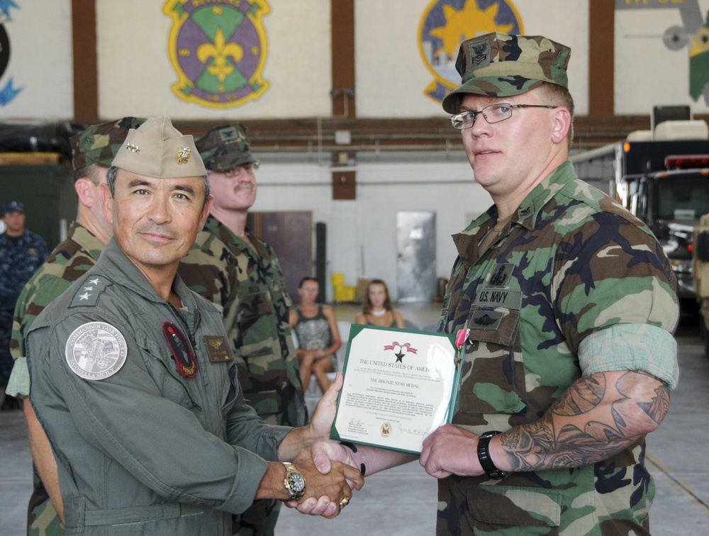 DVIDS - Images - VADM Harris Visits EOD Mobile Unit 8 [Image 4 of 5]