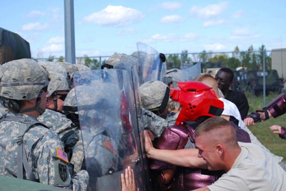 DVIDS - News - Military Police Train on Riot Control, Cordon and Search