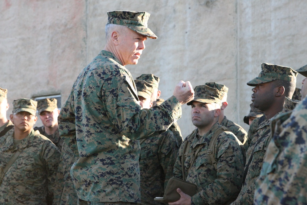 DVIDS - Images - Commandant, Sergeant Major of the Marine Corps visit Marines [Image 4 of 5]