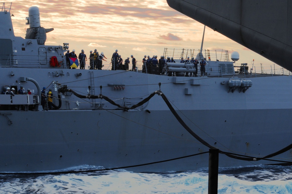 DVIDS - Images - USS Carl Vinson takes on supplies [Image 4 of 5]