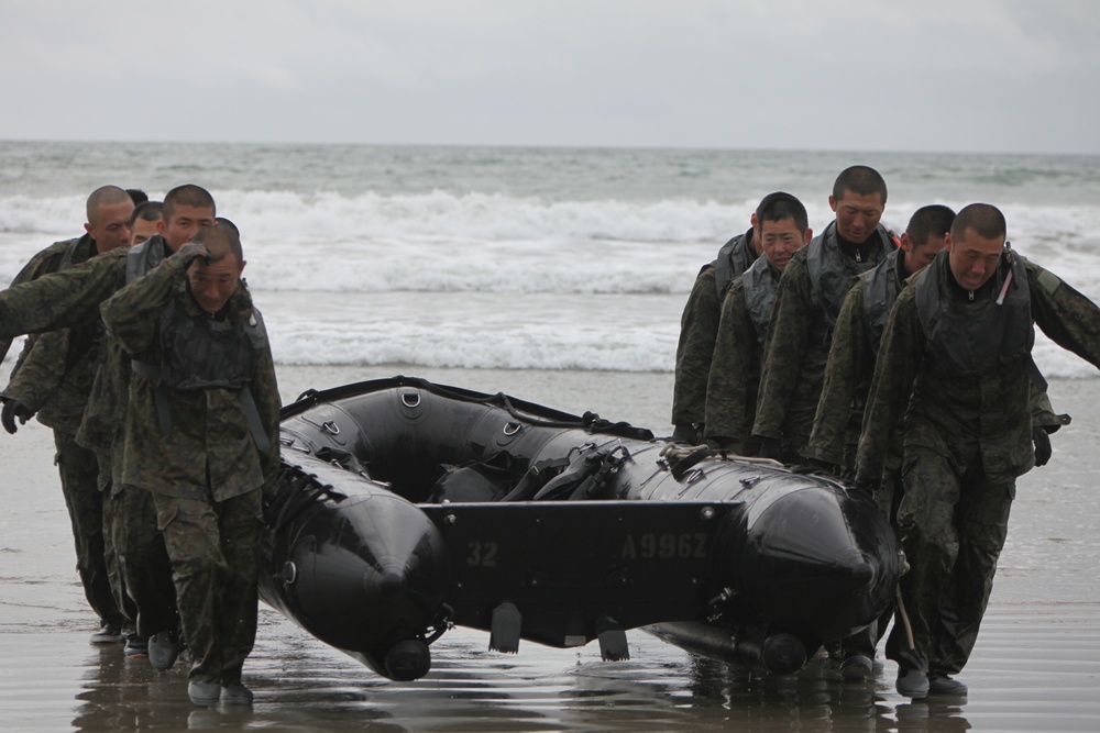 DVIDS - Images - U.S., Japan conduct helocast training [Image 3 of 3]