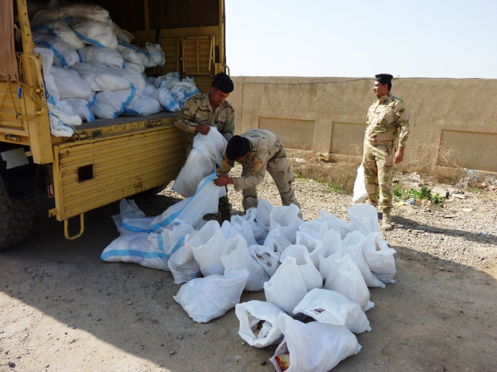 DVIDS - News - Iraqi Security Forces distribute humanitarian aid in ...