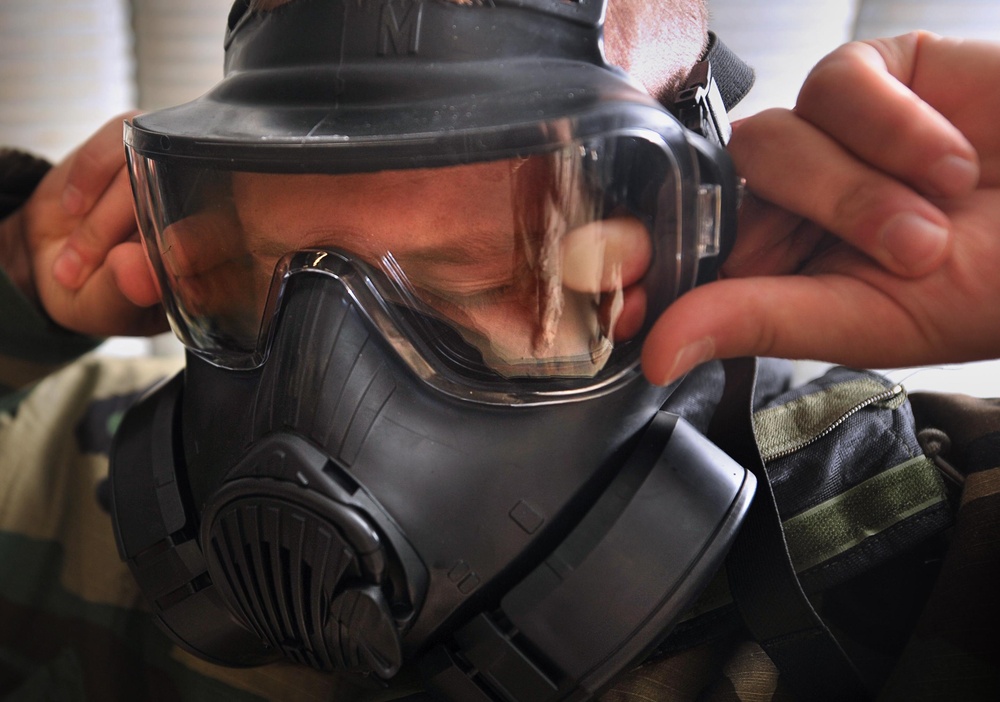 DVIDS - Images - Unit drills with gas mask [Image 7 of 8]
