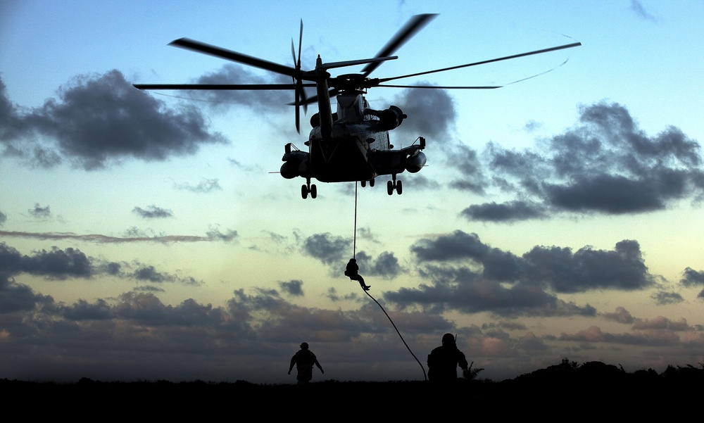 DVIDS - Images - Coast Guardsmen, HMH-363 Marines pair for vertical ...