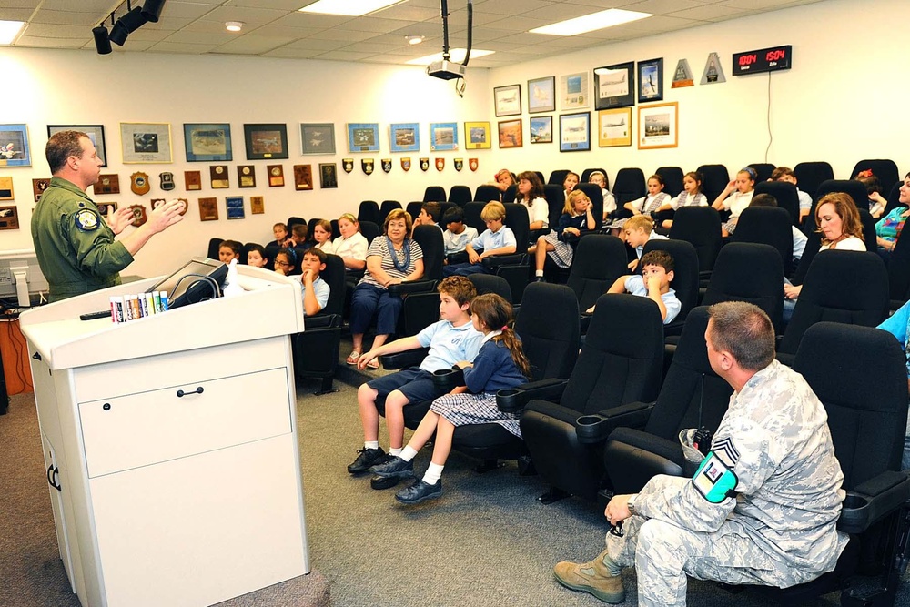 DVIDS - Images - Fighter jet flies to life for students [Image 1 of 4]
