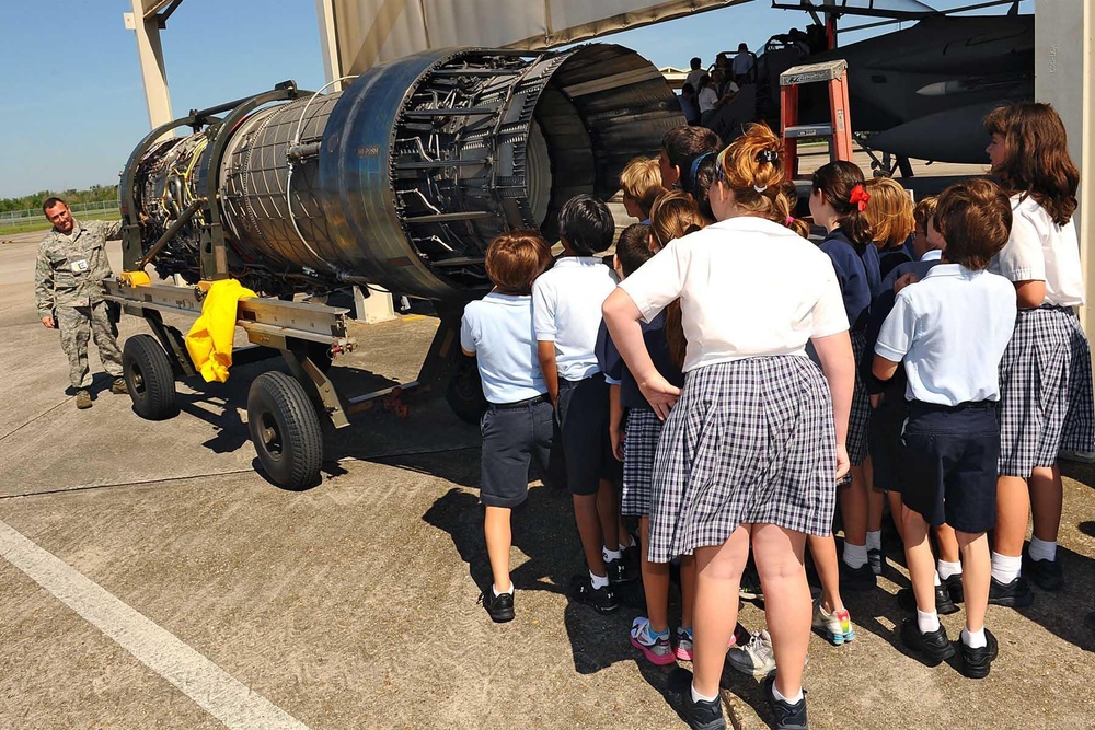 DVIDS - Images - Fighter jet flies to life for students [Image 3 of 4]