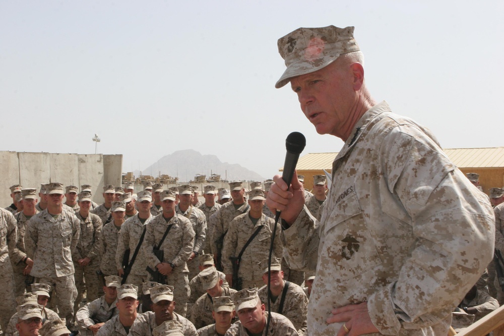 DVIDS - Images - CMC, SMMC visit RCT-8 Marines [Image 3 of 3]