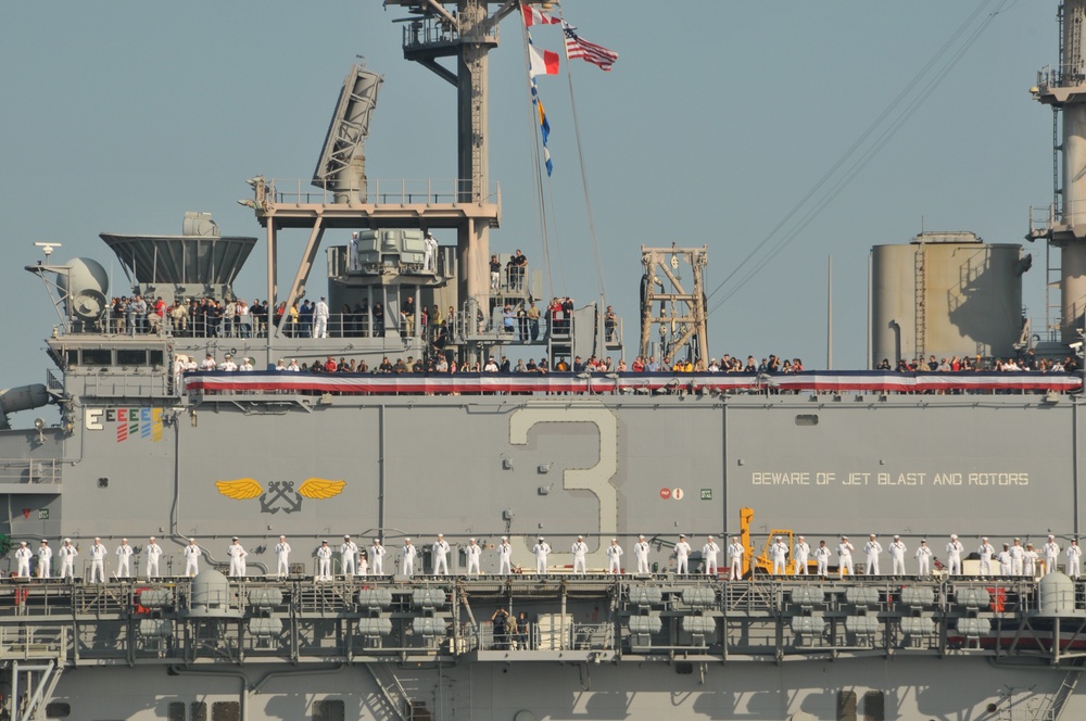 DVIDS - Images - Family and friends look on as the amphibious assault ...