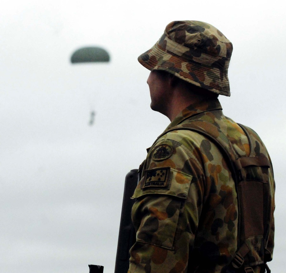 DVIDS - Images - US, Australian Defence Force paratroopers jump into ...