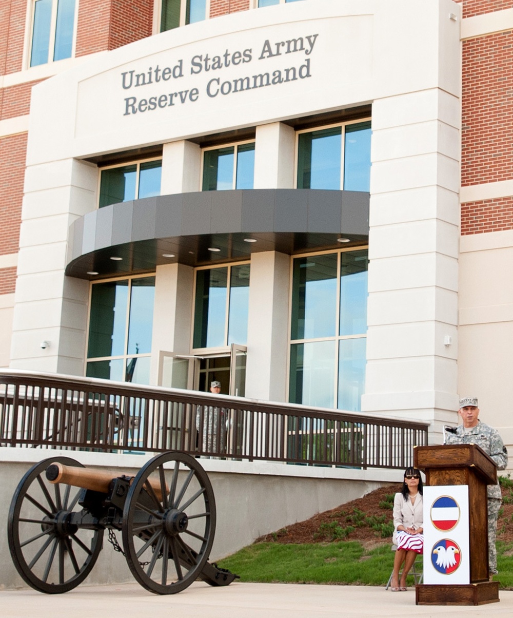 DVIDS - Images - FORSCOM/USARC building dedication and uncasing ...