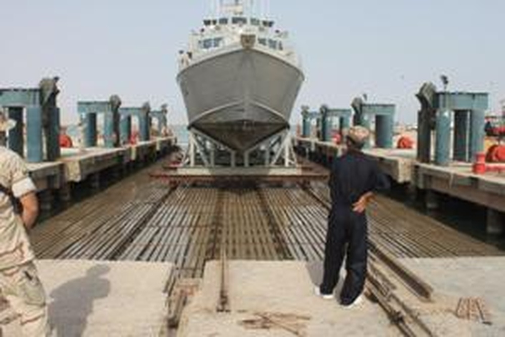 DVIDS - Images - Iraqis complete first dry docking procedure [Image 2 of 5]
