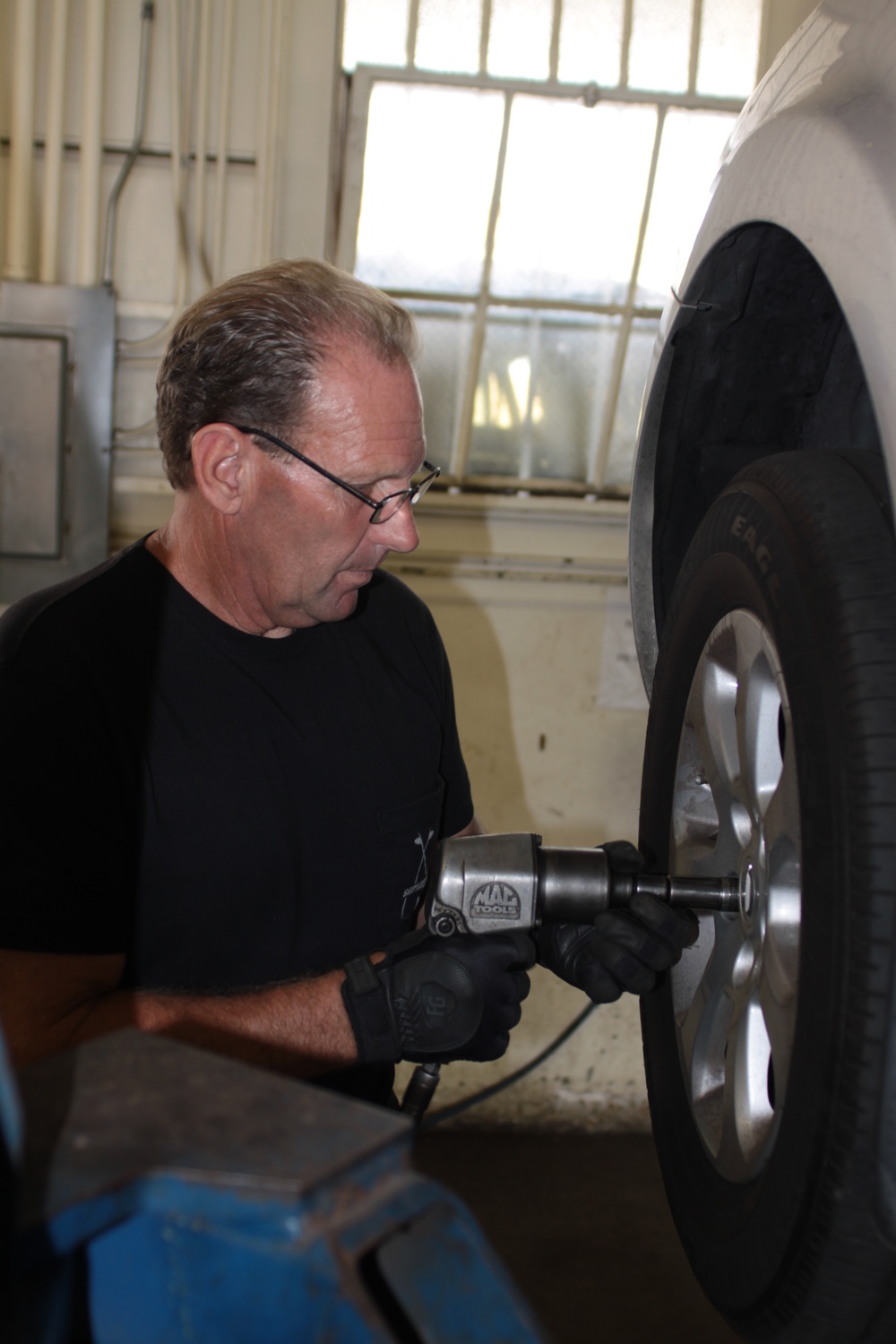 DVIDS - Images - Auto Skills Center puts up a red light [Image 4 of 5]