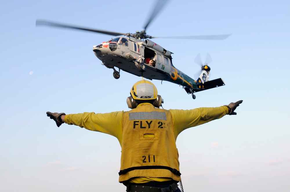 DVIDS - Images - Signaling an MH-60S Sea Hawk helicopter [Image 1 of 4]