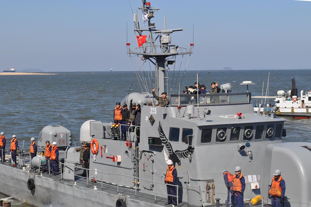 DVIDS - Images - USS Blue Ridge replenishment [Image 1 of 6]