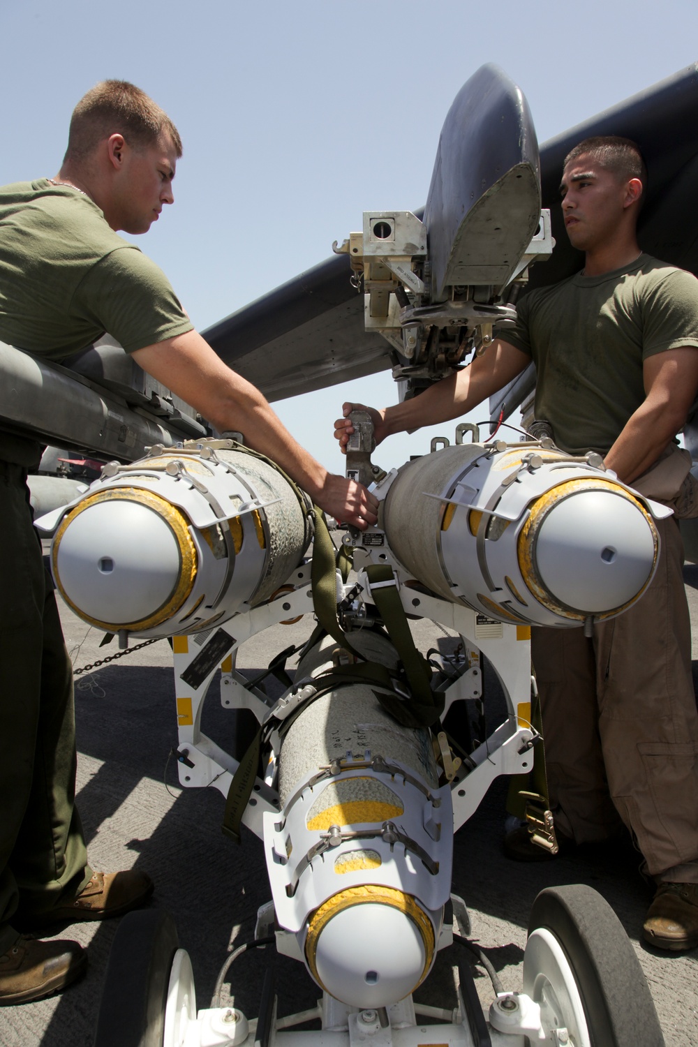 DVIDS - Images - Marines load ordnance aboard USS Makin Island [Image 1 ...