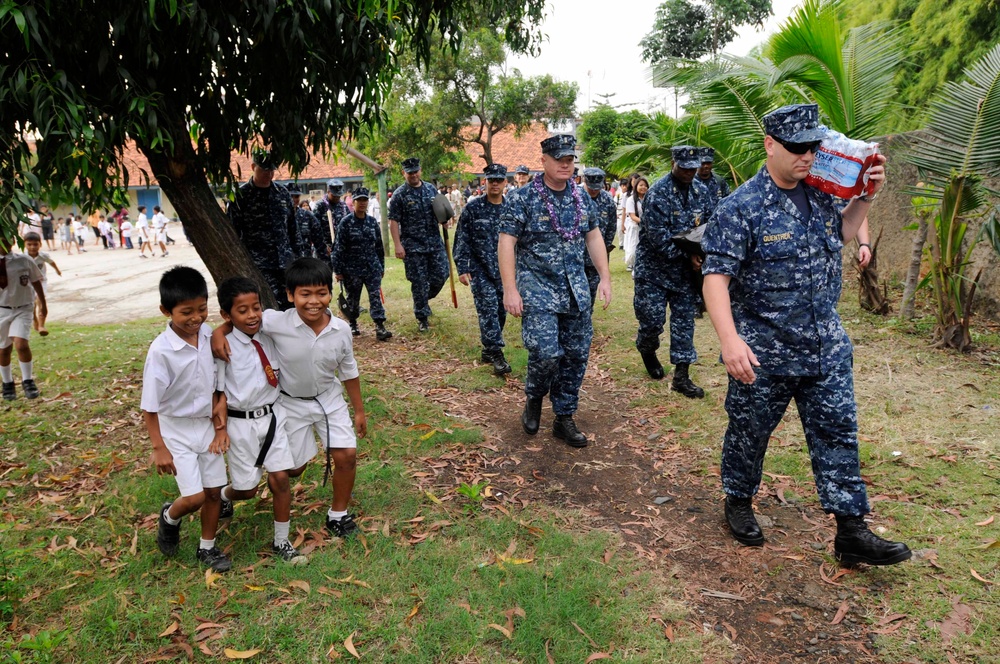 DVIDS - Images - Participating in a community service event [Image 3 of 5]