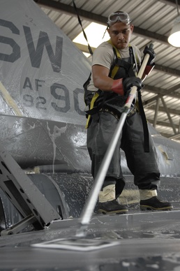 Wash-rack keeps F-16s clean