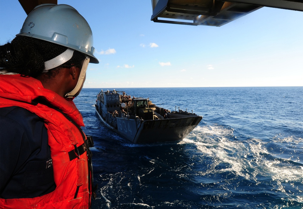 DVIDS - Images - Well deck operations aboard USS Tortuga [Image 2 of 2]